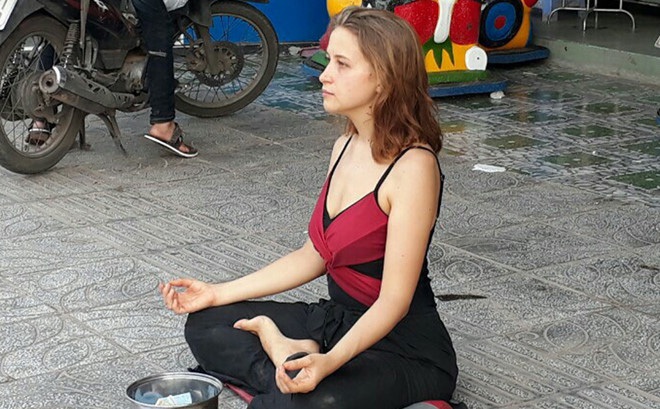 Cô Gái Xinh đẹp Người Nga Ngồi Thiền ở Vỉa Hè Phú Quốc để Xin Tiền