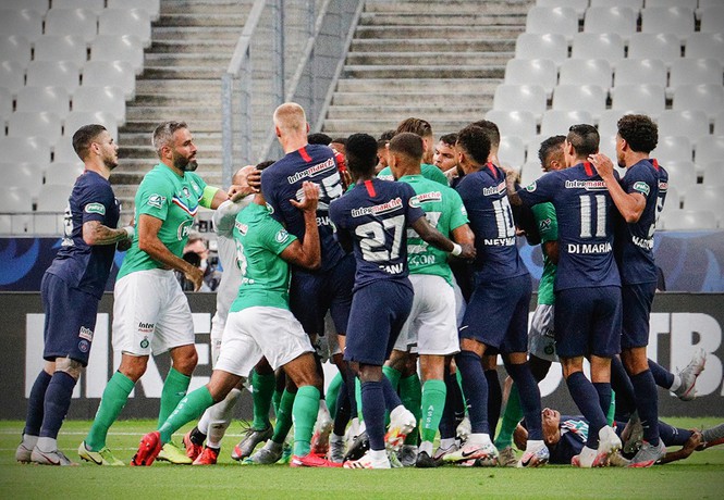 Bị đối phương triệt hạ, ngôi sao Mbappe bật khóc rời sân
