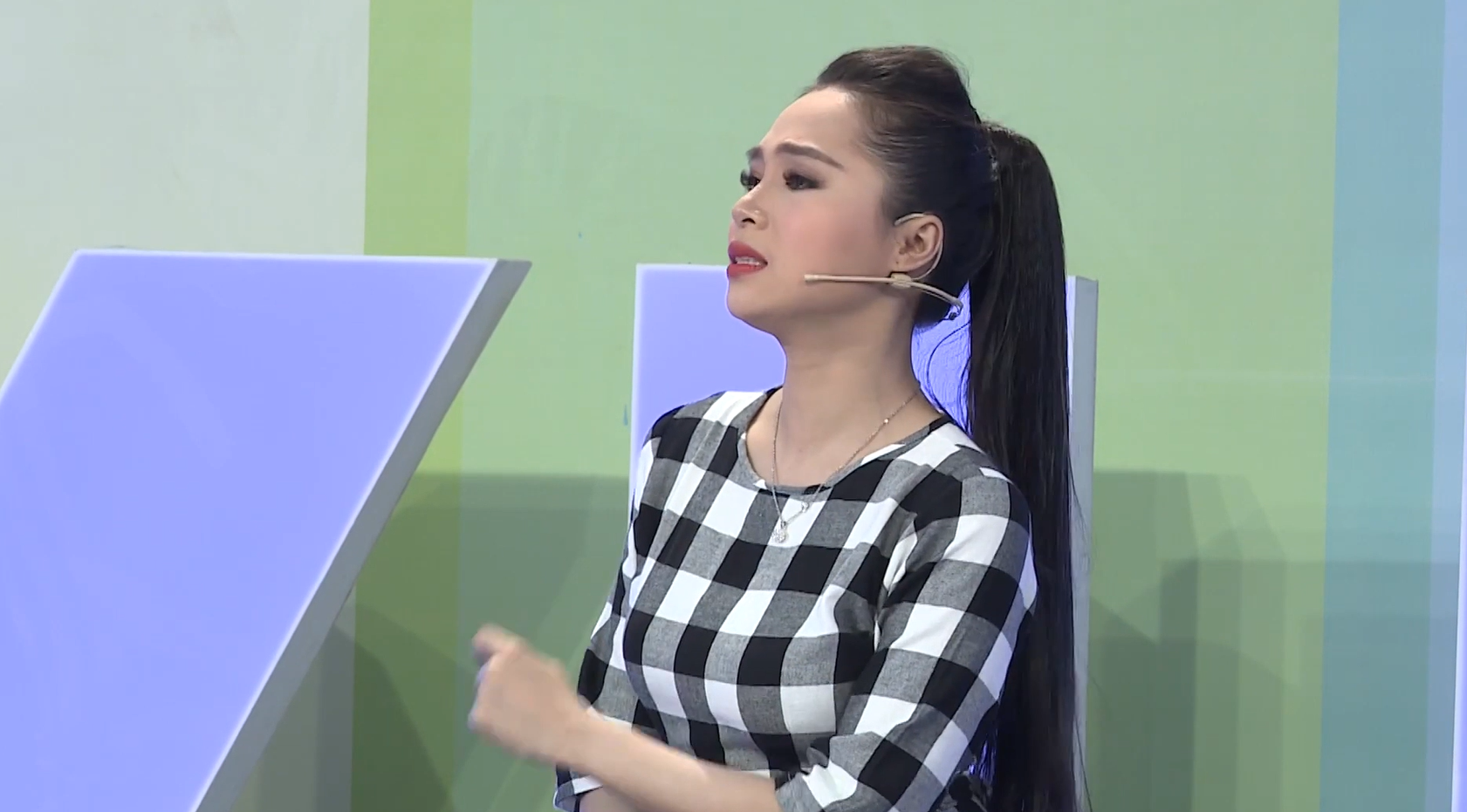 Vợ nghệ sĩ Linh Tý: "Chồng chỉ cần nhìn ánh mắt tôi, là phải tự biết lỗi"