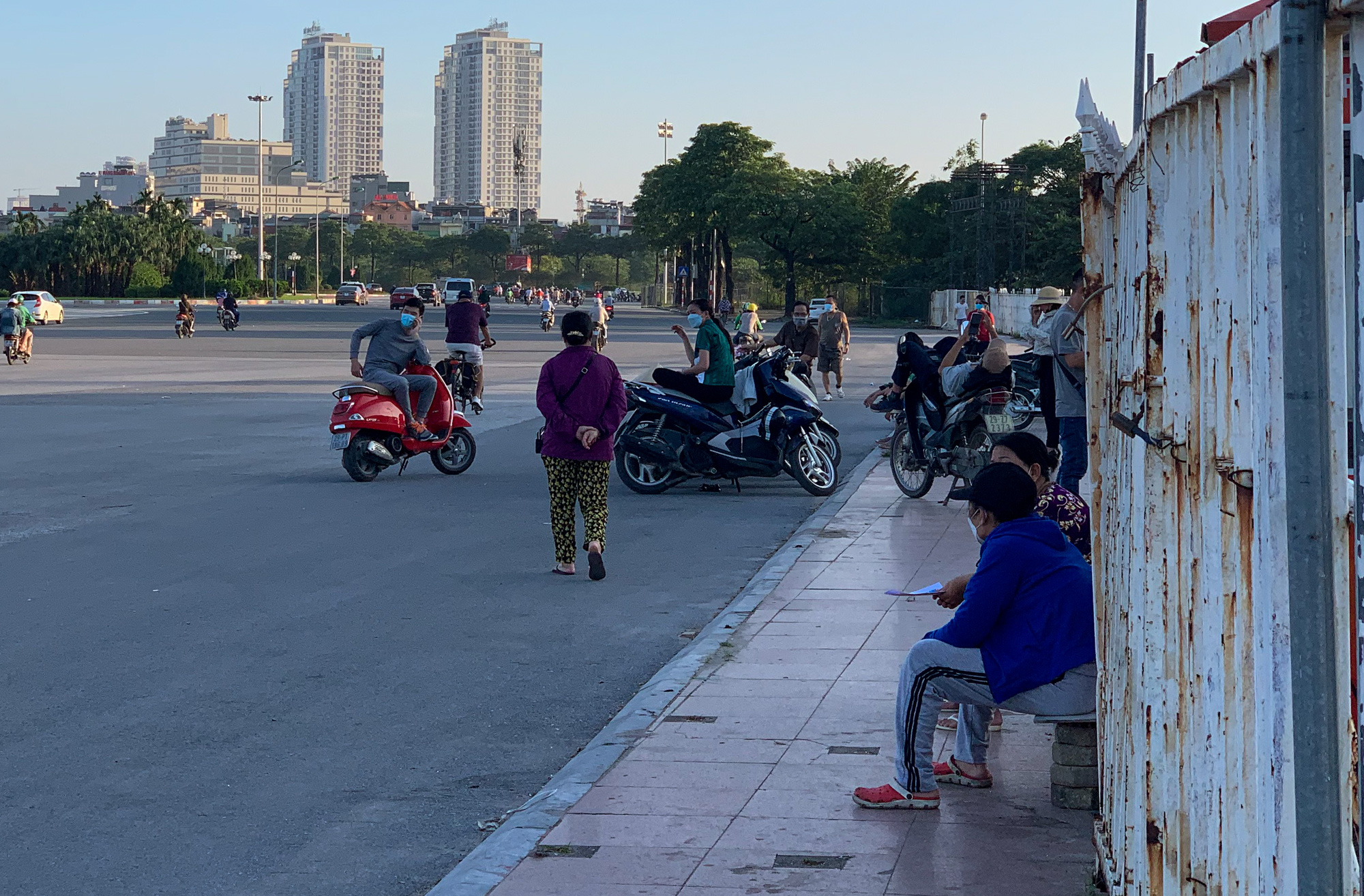 Cò vé chợ đen sợ “mất trắng” trước dịch, không dám ôm vé trận Việt Nam ...