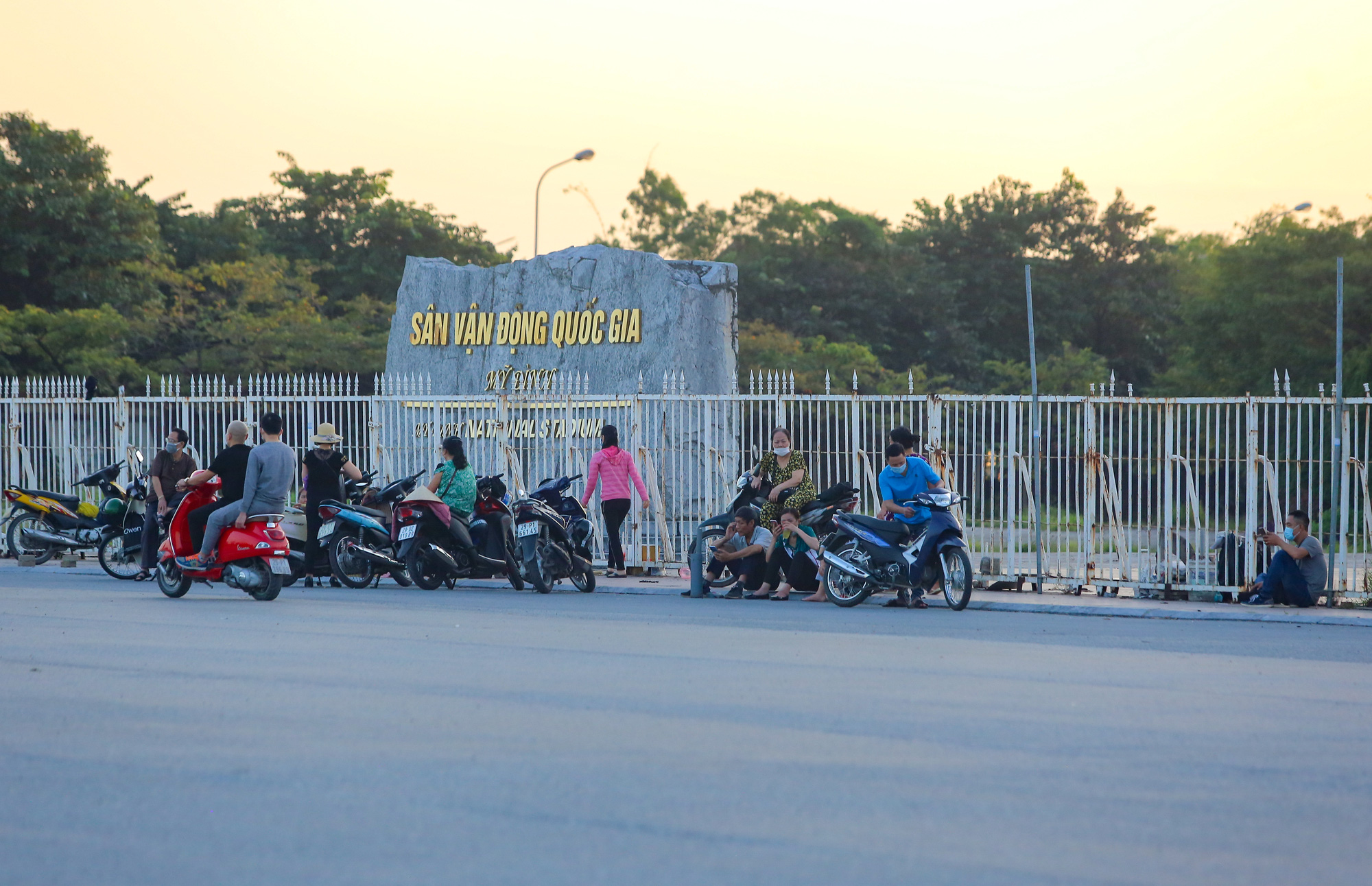 Cò vé chợ đen sợ “mất trắng” trước dịch, không dám ôm vé trận Việt Nam ...