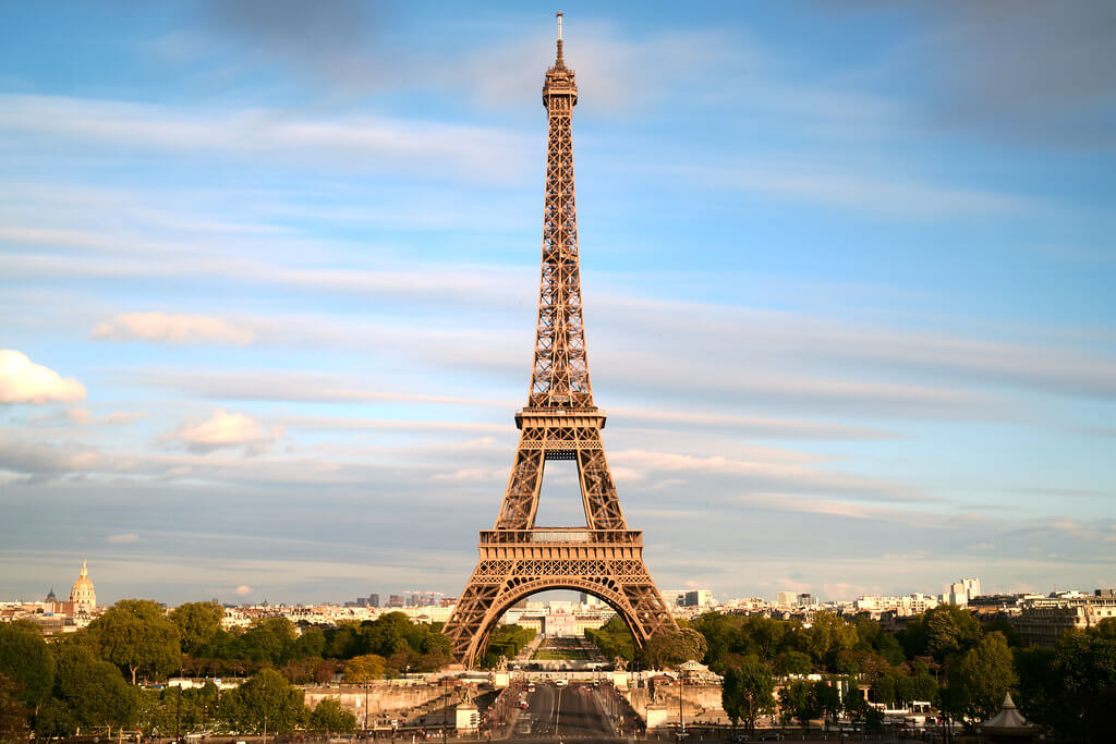 Tháp Eiffel lệch nguyên tắc phong thủy nhưng lại thành 'ngọn đuốc' của ...