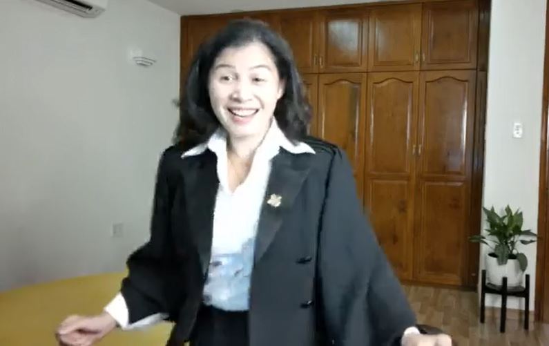 Tối nay, nhà báo Hàn Ni livestream đọc báo cho dân tình nghe, nhảy múa ...