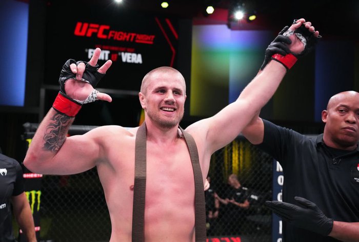 Trận đấu "chênh lệch nhất lịch sử UFC" kết thúc theo kịch bản chóng vánh