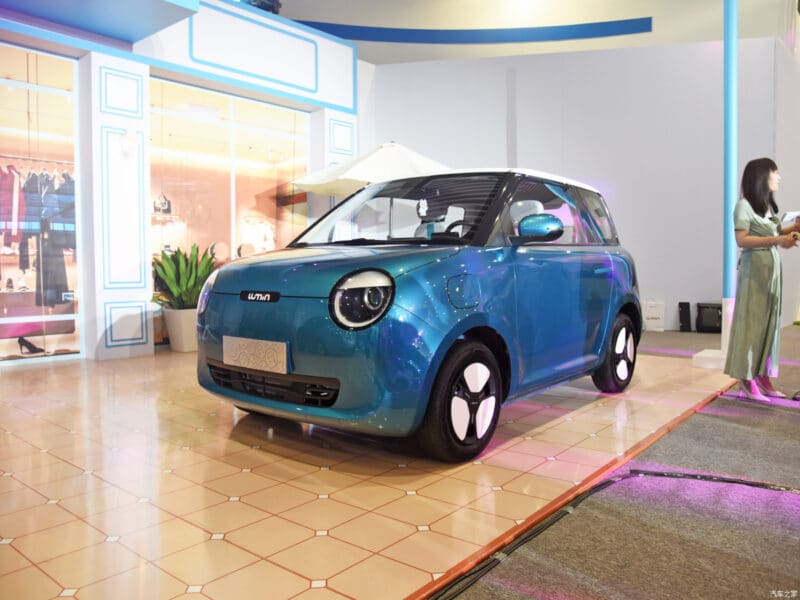 Ô tô điện mini gây "sốt" vì tầm di chuyển 300km, đấu "vua" xe điện ...