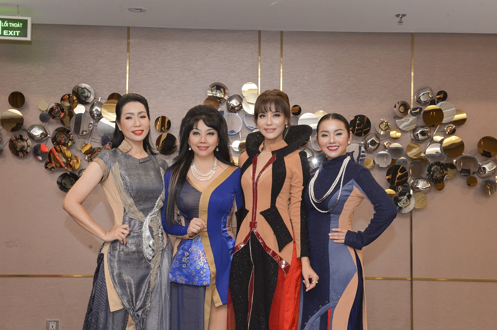 Hoa hậu Amy Lê Anh trình diễn áo dài