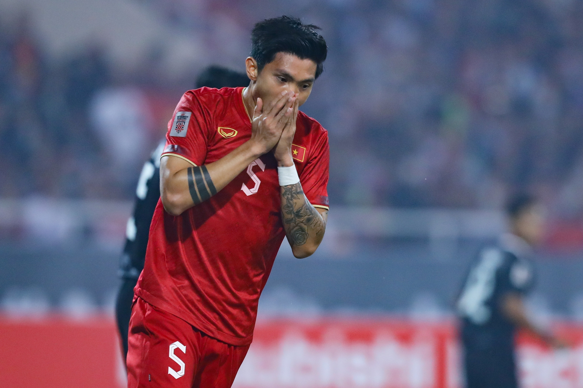 Trung vệ tuyển Việt Nam "cầu cứu" Đoàn Văn Hậu: "26/3 ra sân luôn nhé ...