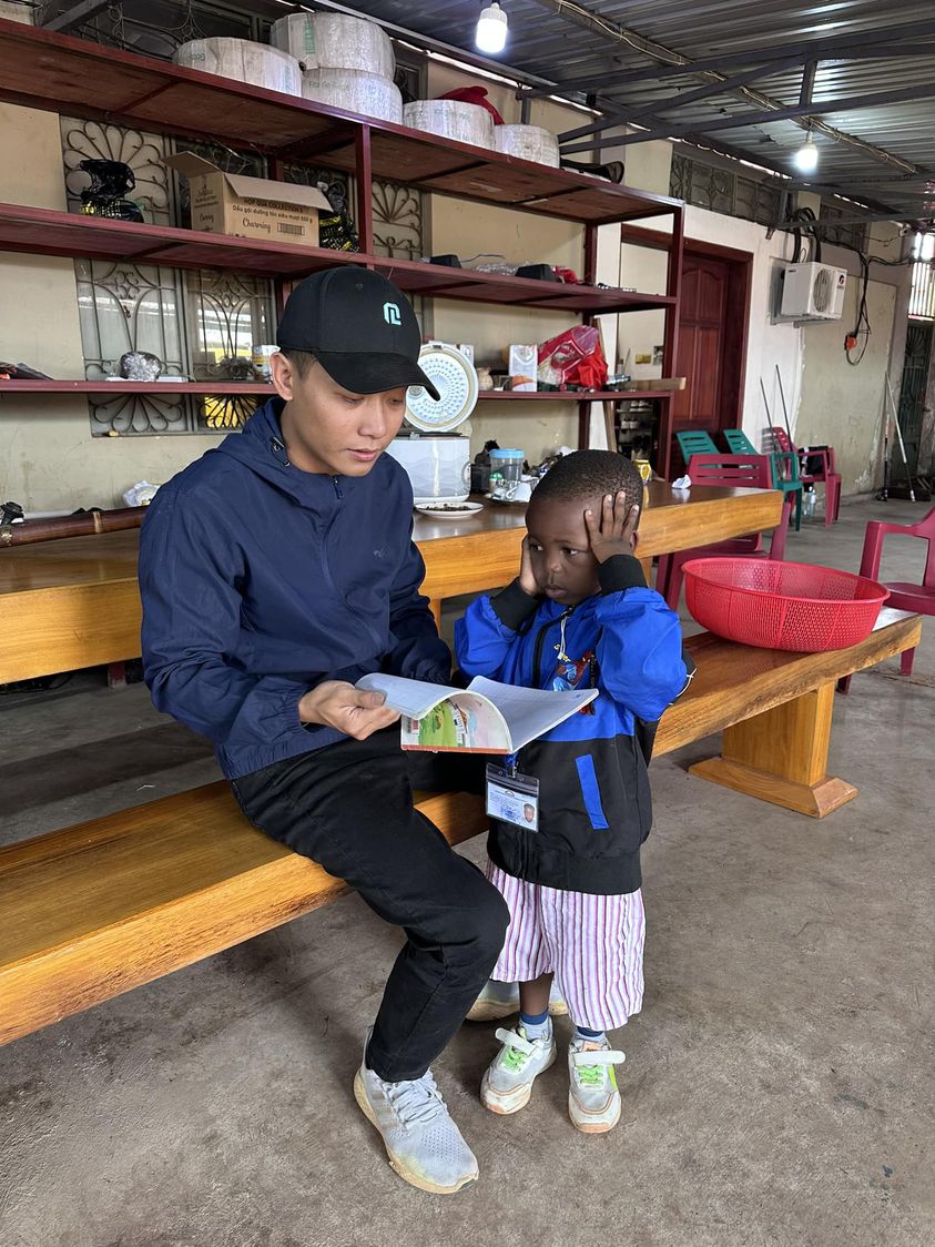 Lôi Con bị Quang Linh Vlog ép làm một việc, nước mắt ngắn dài nhưng ...