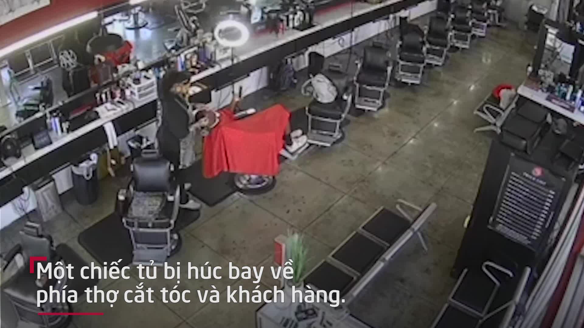 Những khối băng rơi như mưa, hai người đàn ông may mắn thoát nạn VIDEO ...