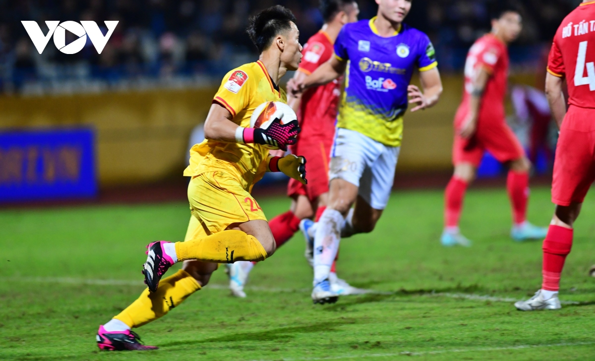 Thủ môn Bùi Tiến Dũng buồn bã khi bị Văn Quyết gieo sầu