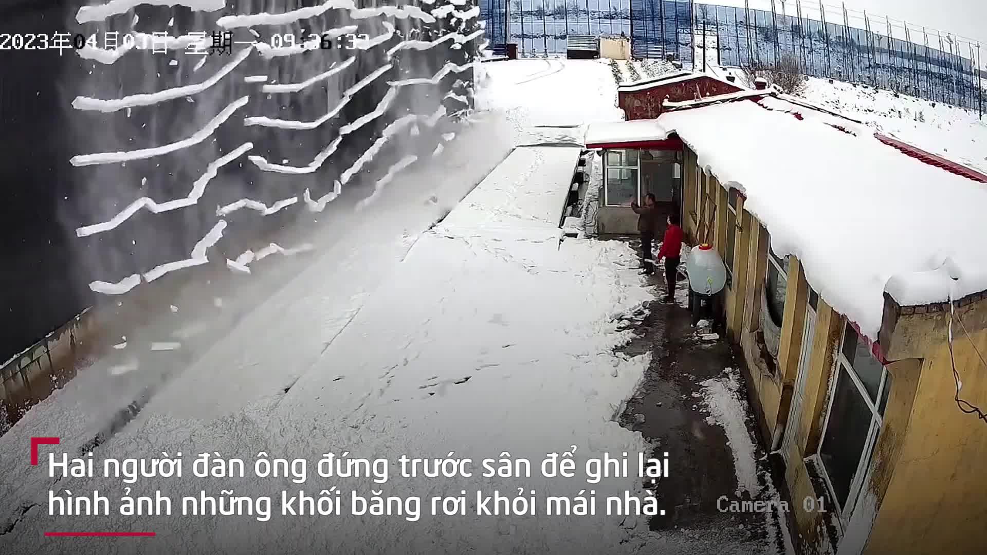 Những khối băng rơi như mưa, hai người đàn ông may mắn thoát nạn VIDEO ...