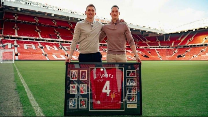 Man Utd tri ân Phil Jones sau 12 năm gắn bó