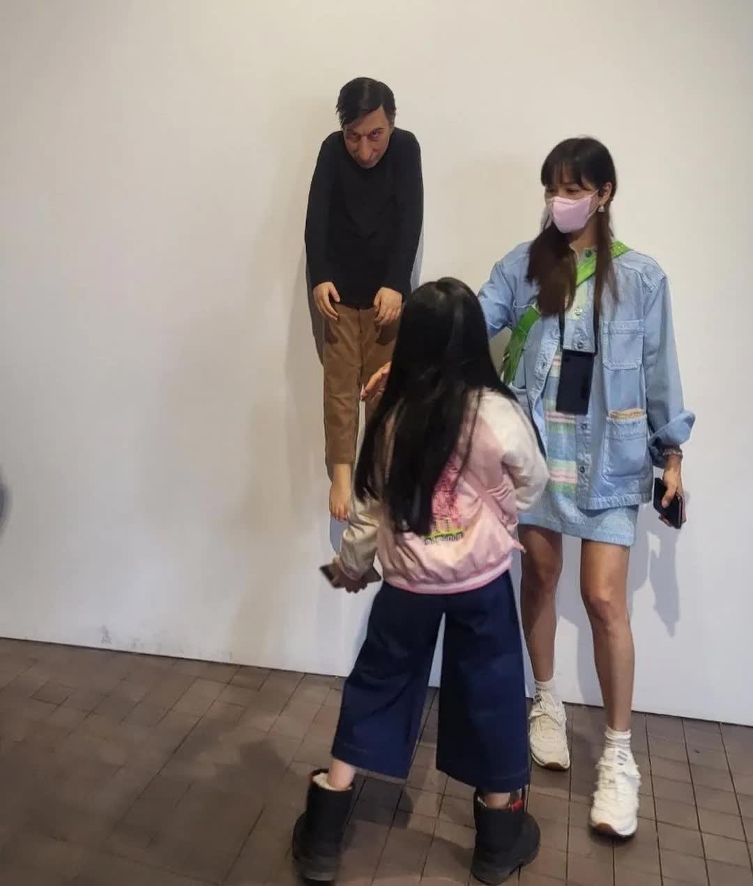 Vợ chồng Jang Dong Gun khoe ảnh ngọt ngào kỷ niệm 13 năm ngày cưới ...