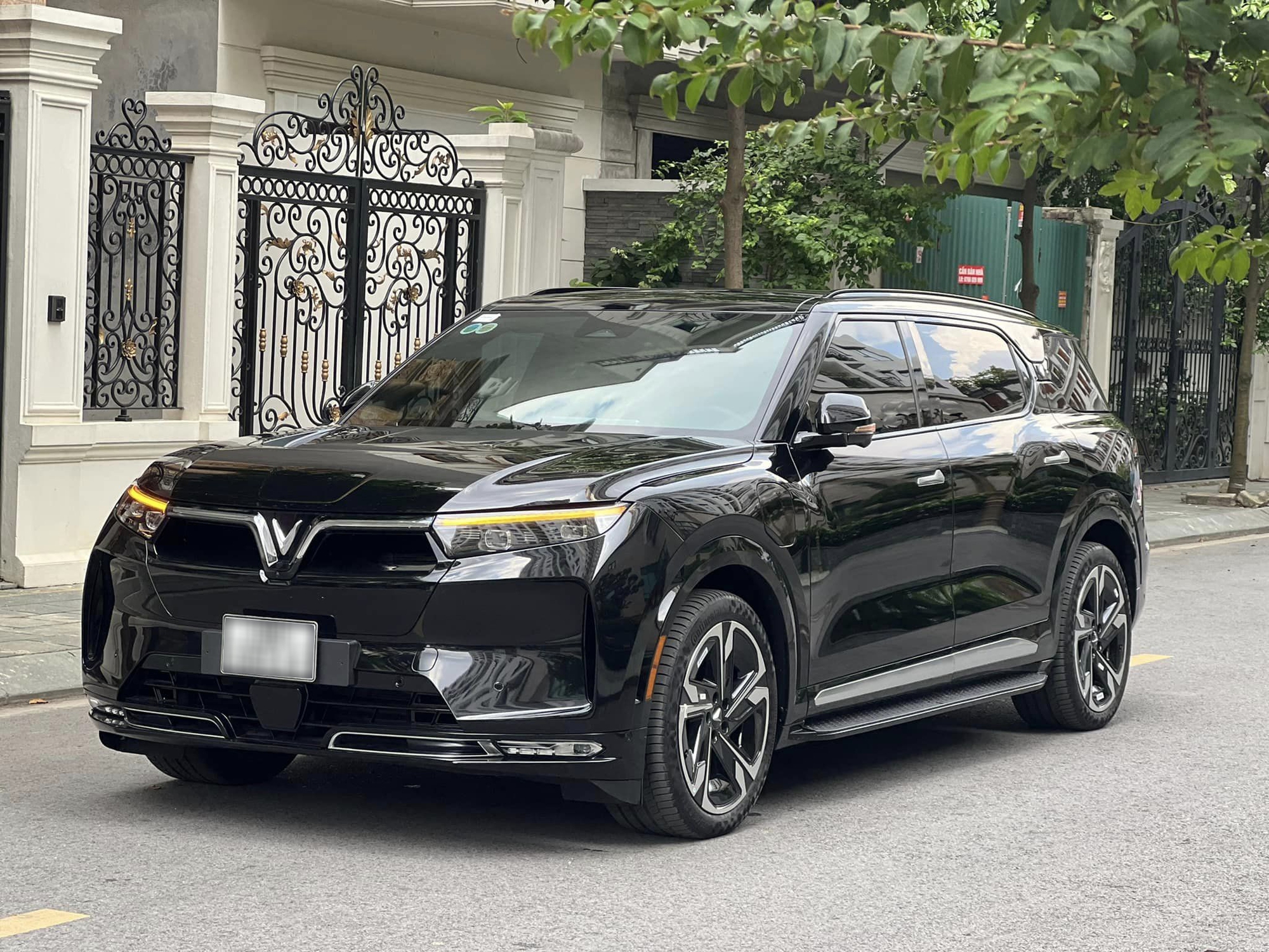 VinFast VF 9 Plus thêm trần kim loại giá từ 1,563 tỷ, khách tiên phong ...