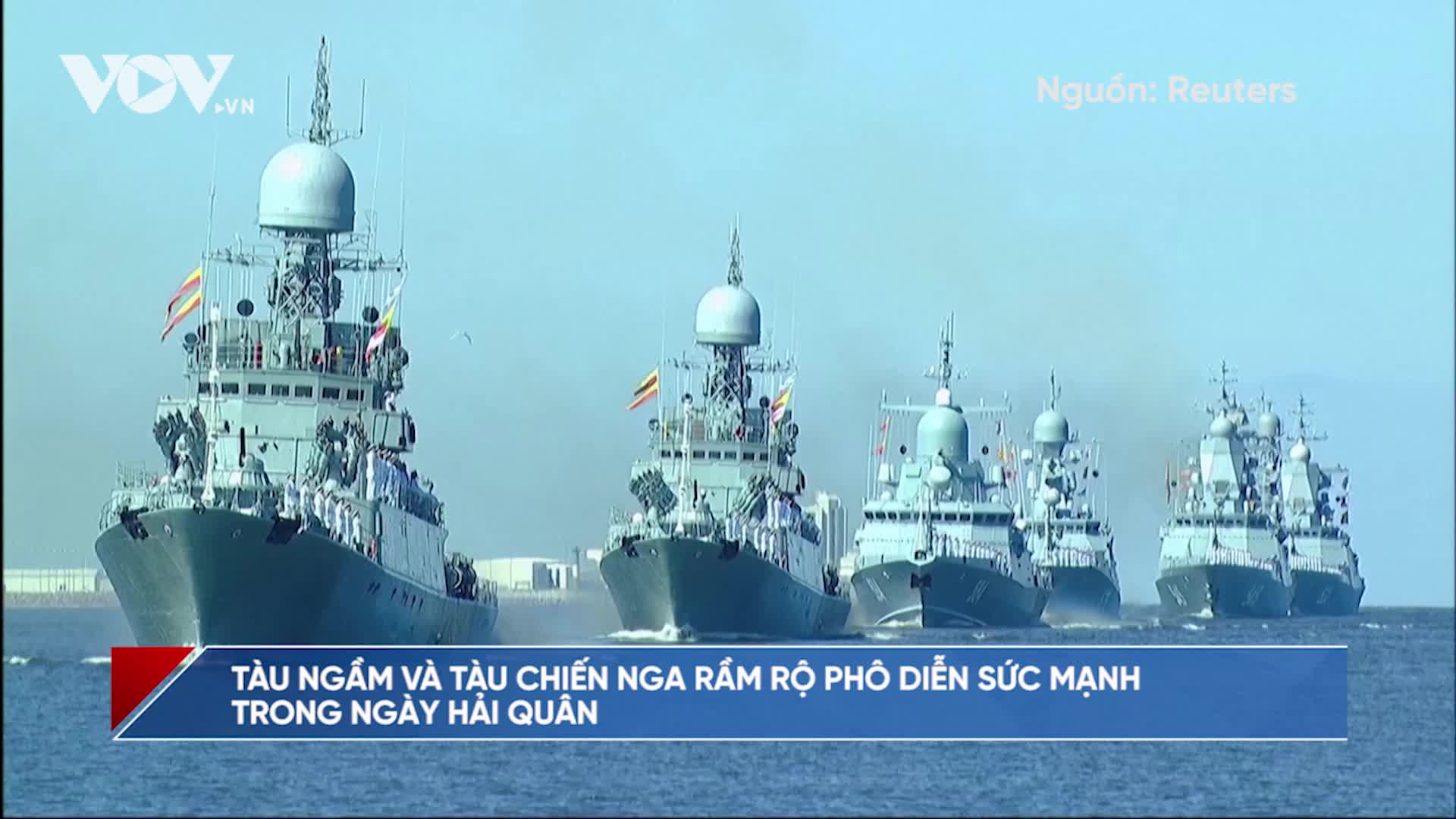 Tàu ngầm và tàu chiến Nga rầm rộ phô diễn sức mạnh trong Ngày Hải quân ...