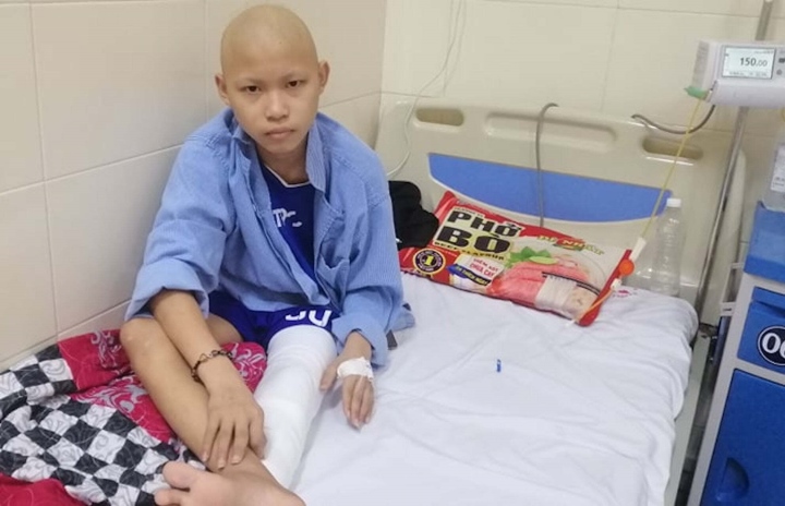 Mẹ tâm thần, con 15 tuổi bị ung thư xương