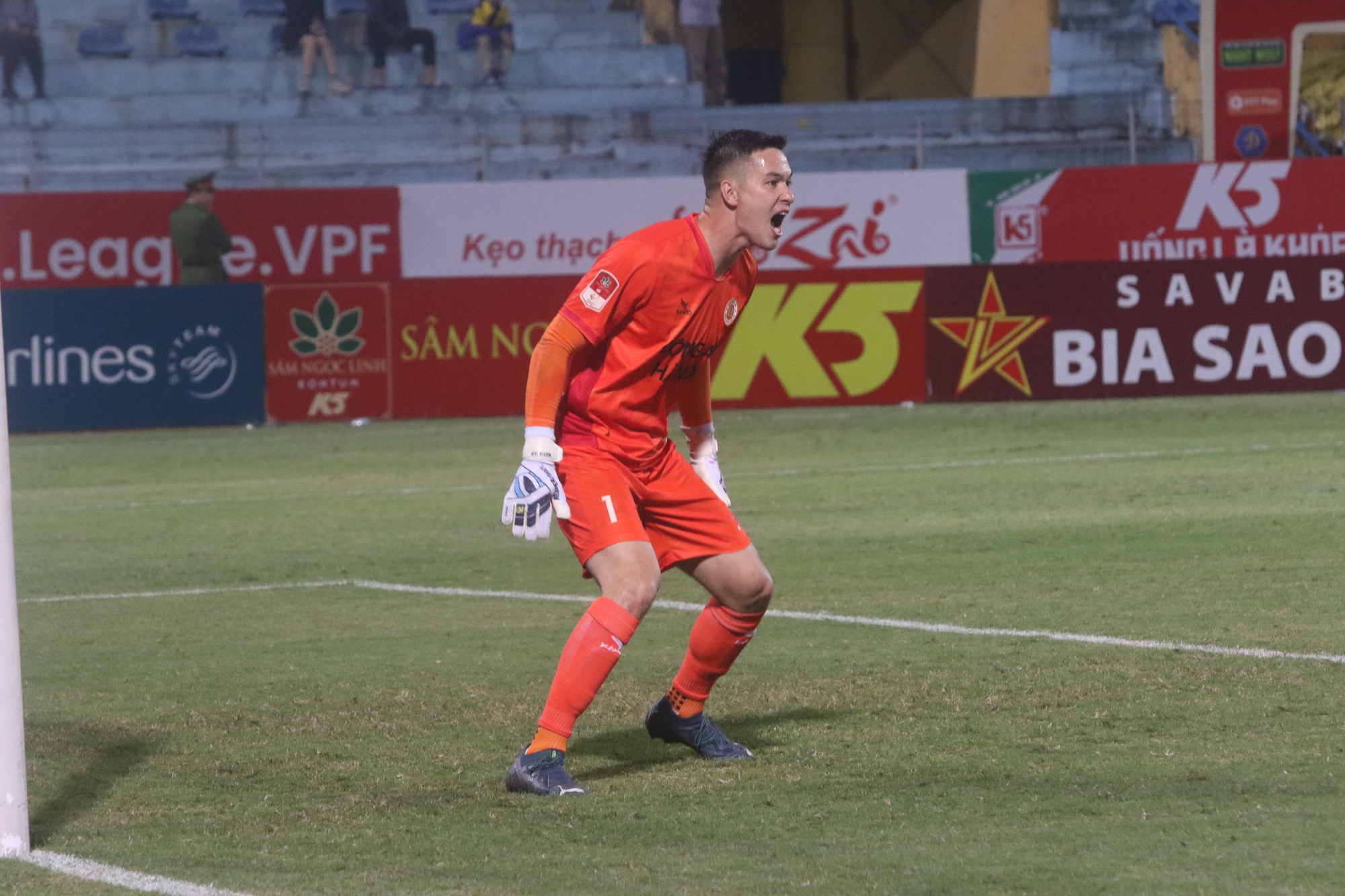 Trước giờ ra mắt tuyển Việt Nam, thủ môn Filip Nguyễn nhờ đến sự trợ ...