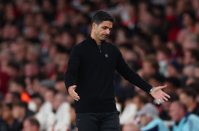 HLV Arteta bực bội vì Arsenal 'biếu không Liverpool 2 bàn'