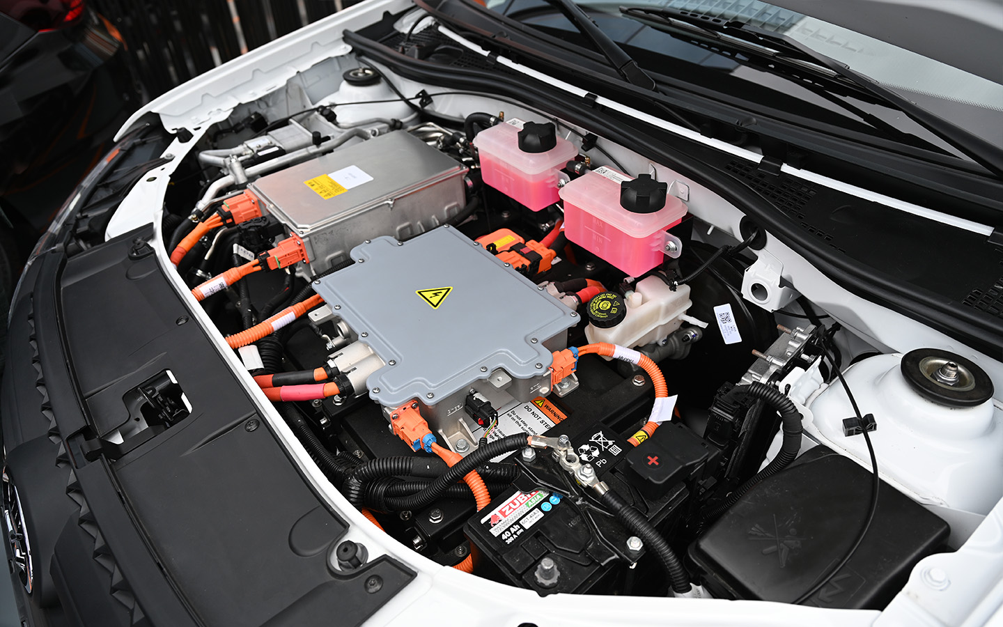 Đứng giữa 2 làn sóng dữ, Lada vẫn tạo ra "chiến tích hào hùng" với điều chưa từng thấy