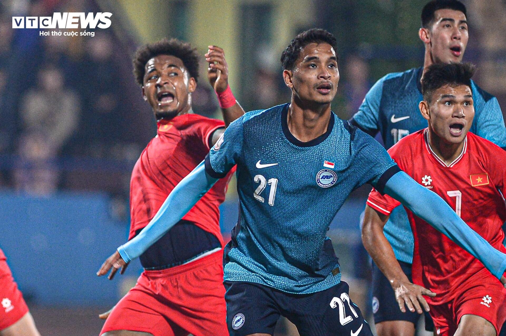 Cận cảnh Xuân Son rách áo, xé lưới Singapore đưa tuyển Việt Nam vào ...