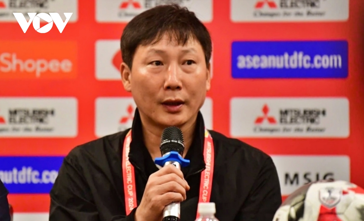 HLV Kim Sang Sik sắp lập kỷ lục ấn tượng hơn cả HLV Park Hang Seo