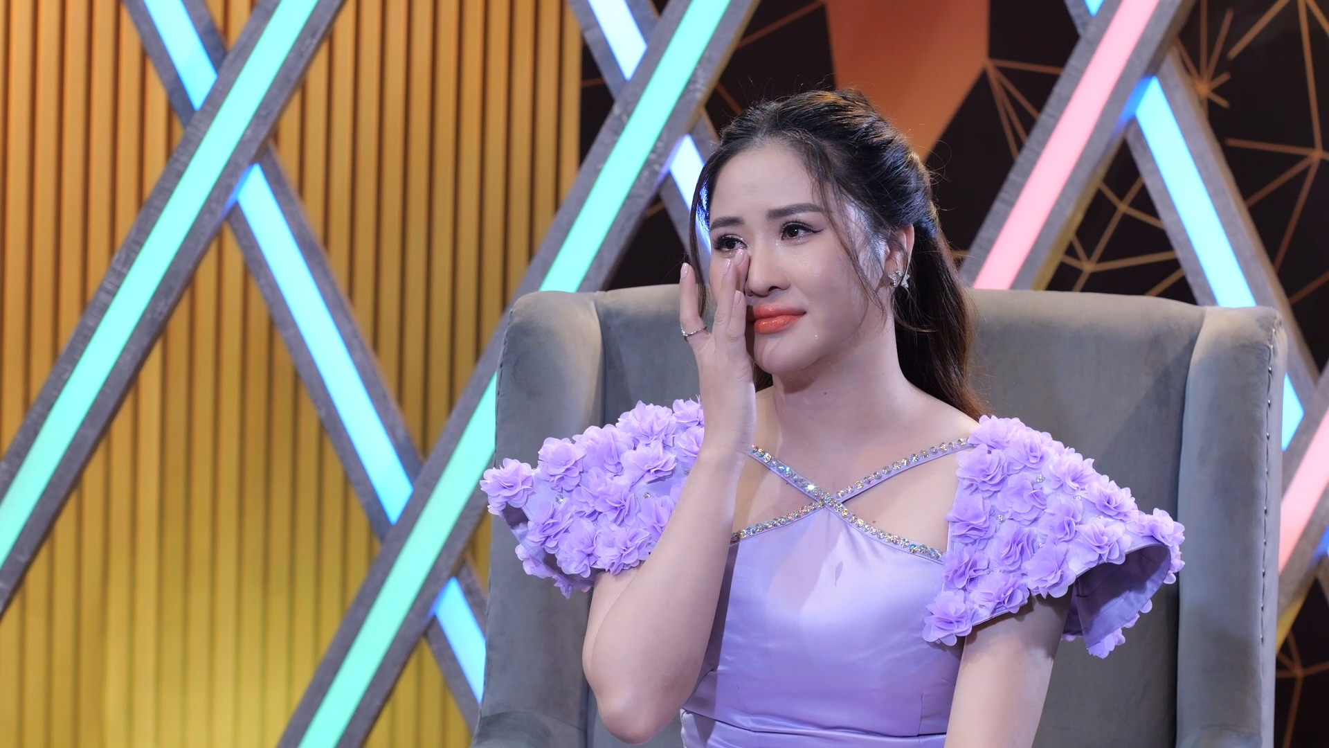 Ca sĩ Lê Thu Uyên: "Tôi sống cùng mẹ, anh trai sống cùng bà và ba mẹ ở xa nhau đến giờ cũng 10 năm"