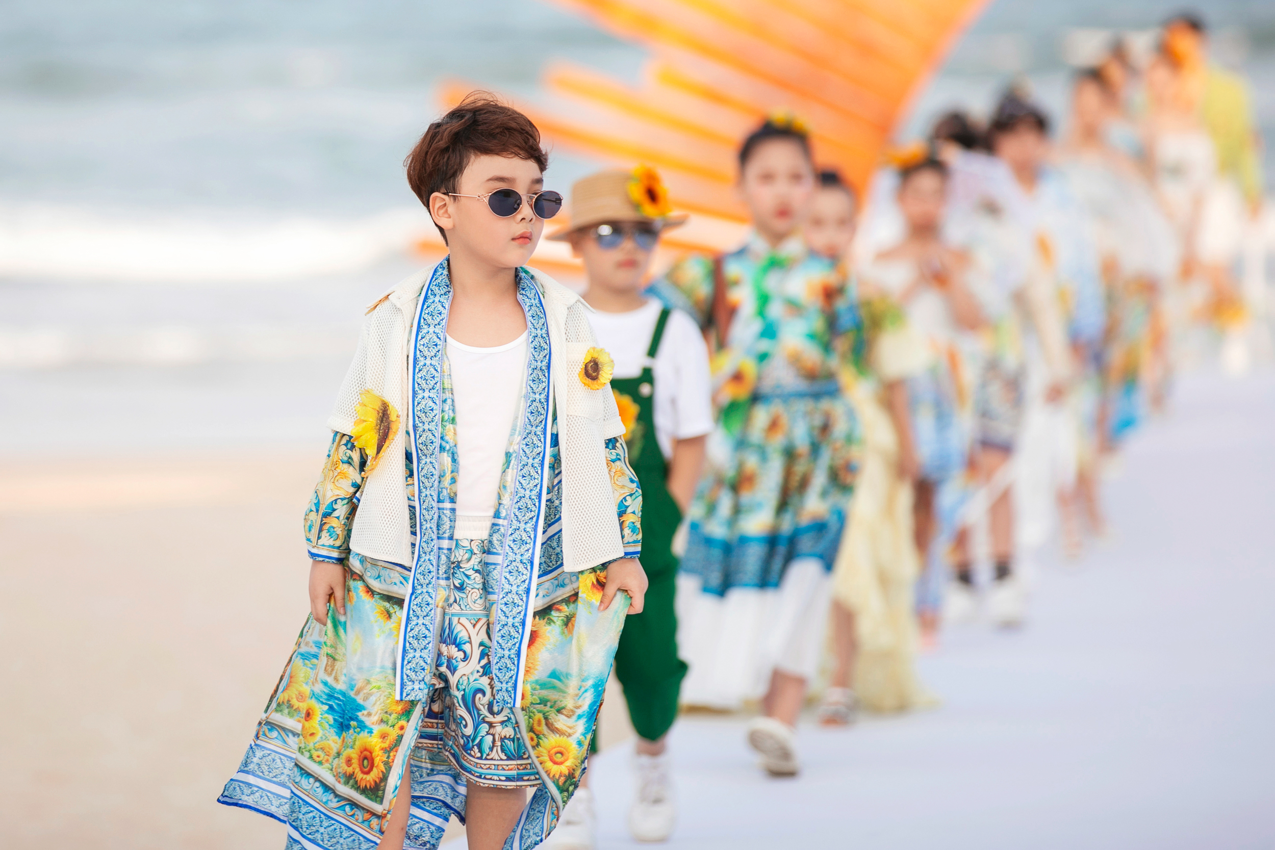 Cindy Thái Tài catwalk cùng dàn mẫu nhí trong BST "Miền hạnh phúc"