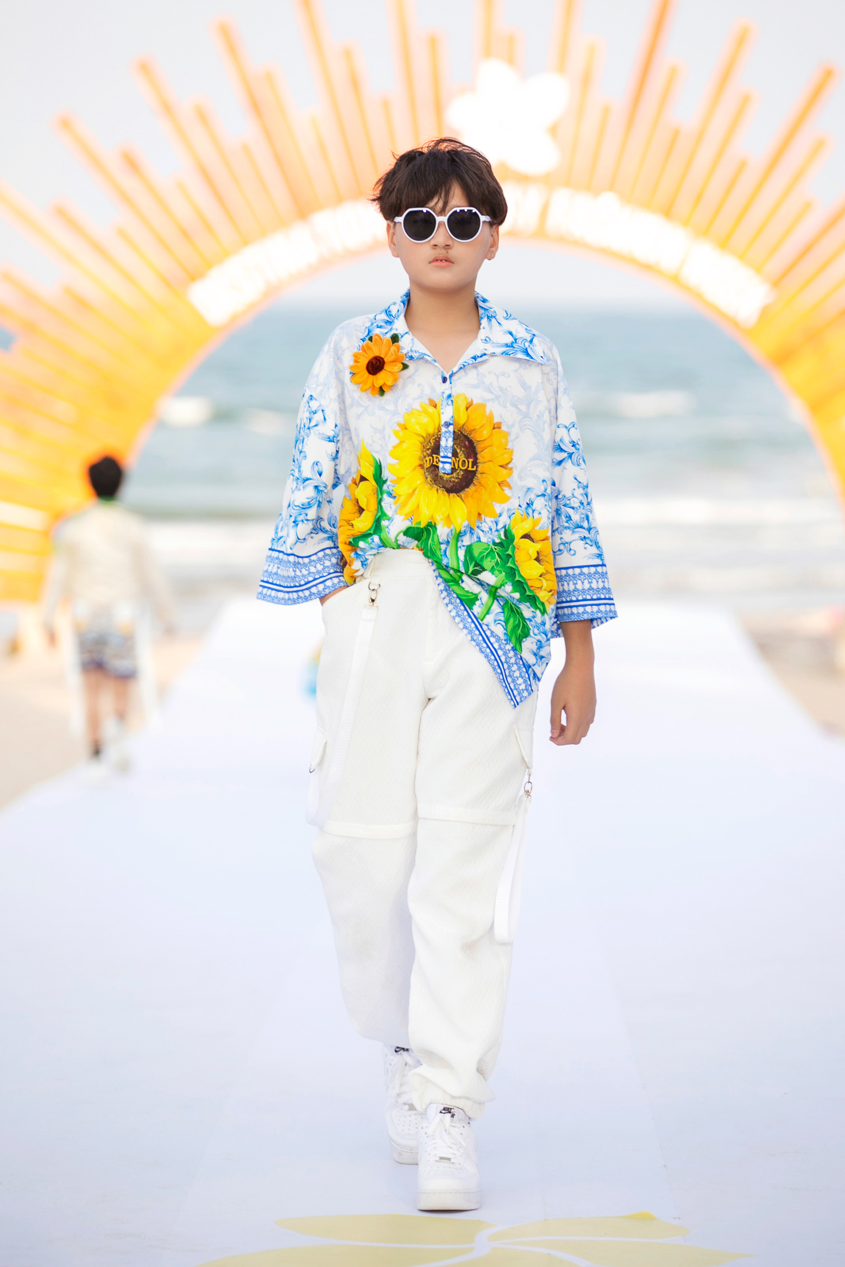 Cindy Thái Tài catwalk cùng dàn mẫu nhí trong BST "Miền hạnh phúc"