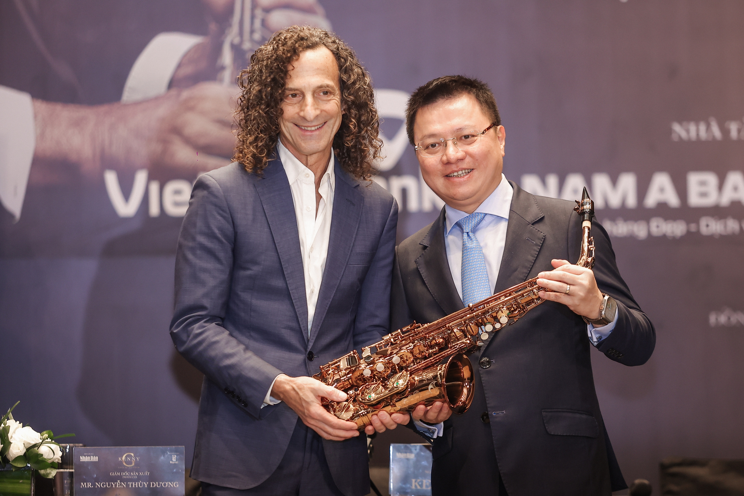 MV mới của huyền thoại saxophone Kenny G được quay ở Văn Miếu, Tháp Rùa