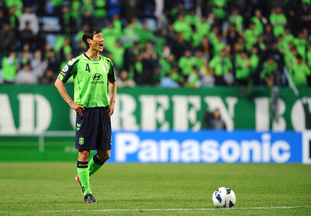 Báo Indonesia: Kim Sang-sik từng "dập tắt" giấc mơ của HLV Shin Tae-yong!!