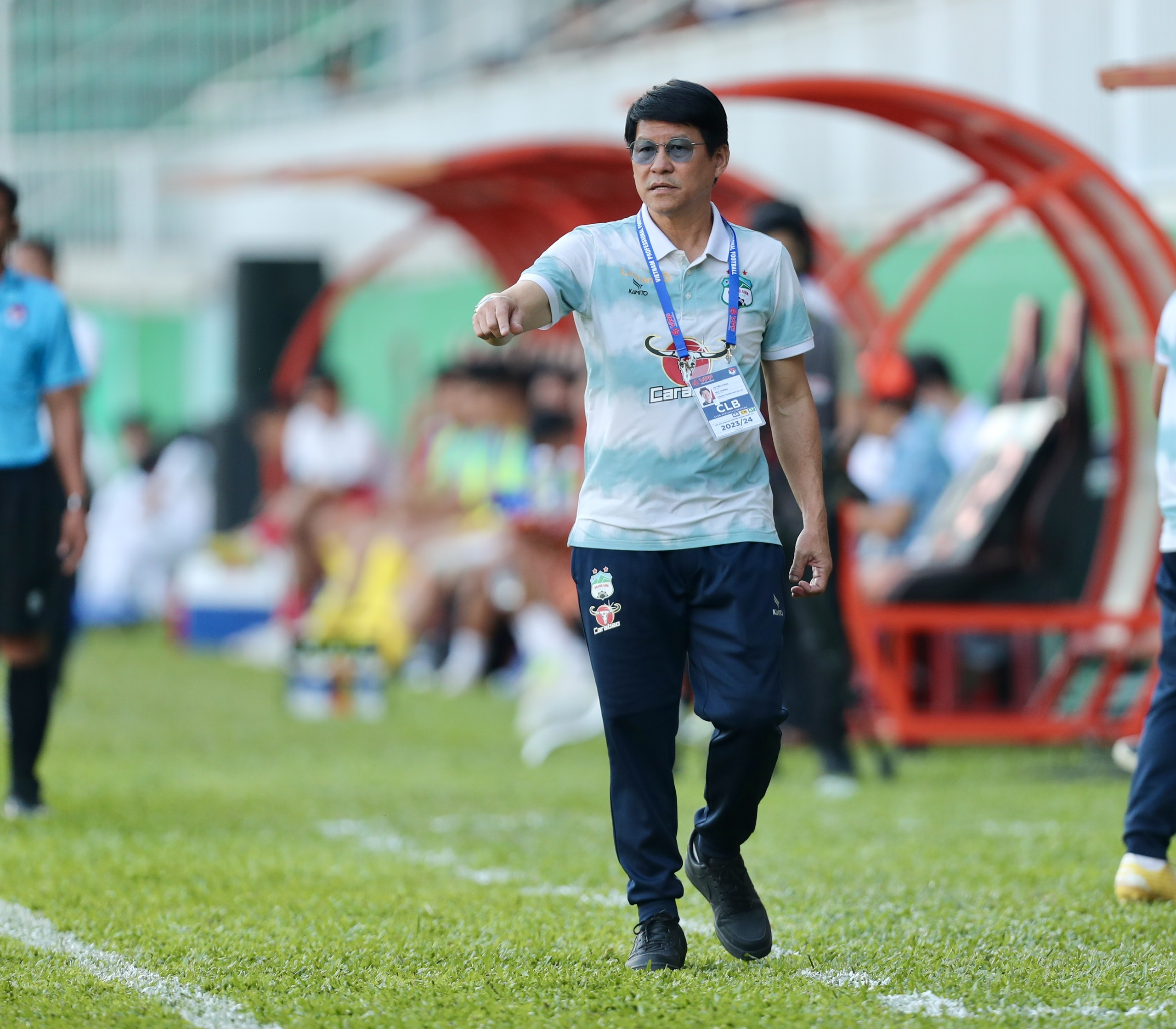 HAGL bỗng "tốt gỗ hơn tốt nước sơn", HLV Kiatsiuk liệu có mất cửa về lại với bầu Đức?