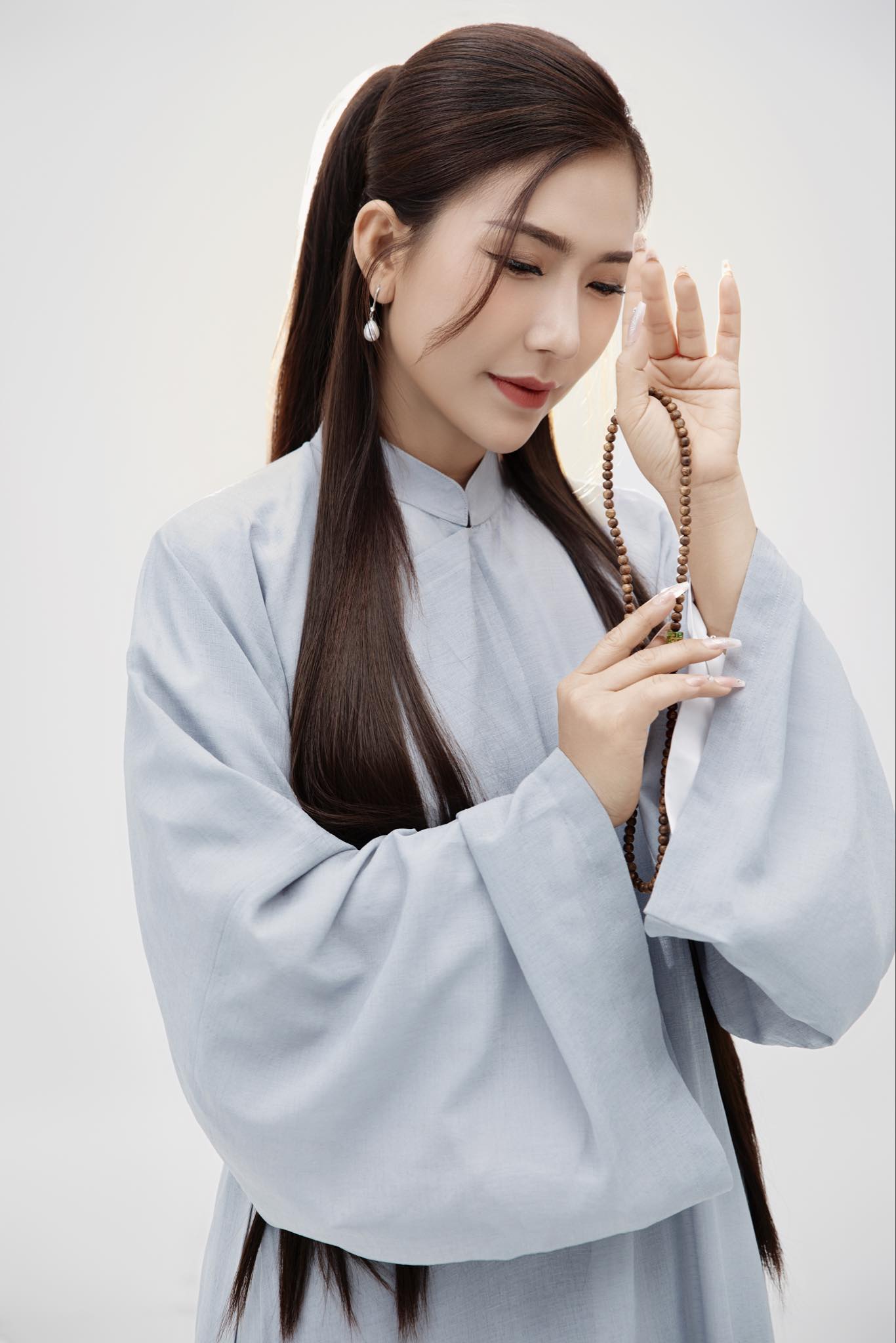 Hoàng Y Nhung: Tôi tìm đến Phật pháp, bớt tham vọng sau biến cố