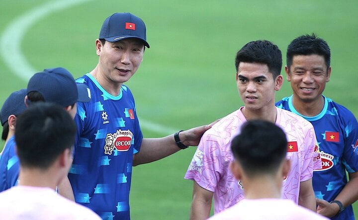 HLV Kim Sang-sik ra mắt , ĐT Việt Nam thăng tiến FIFA