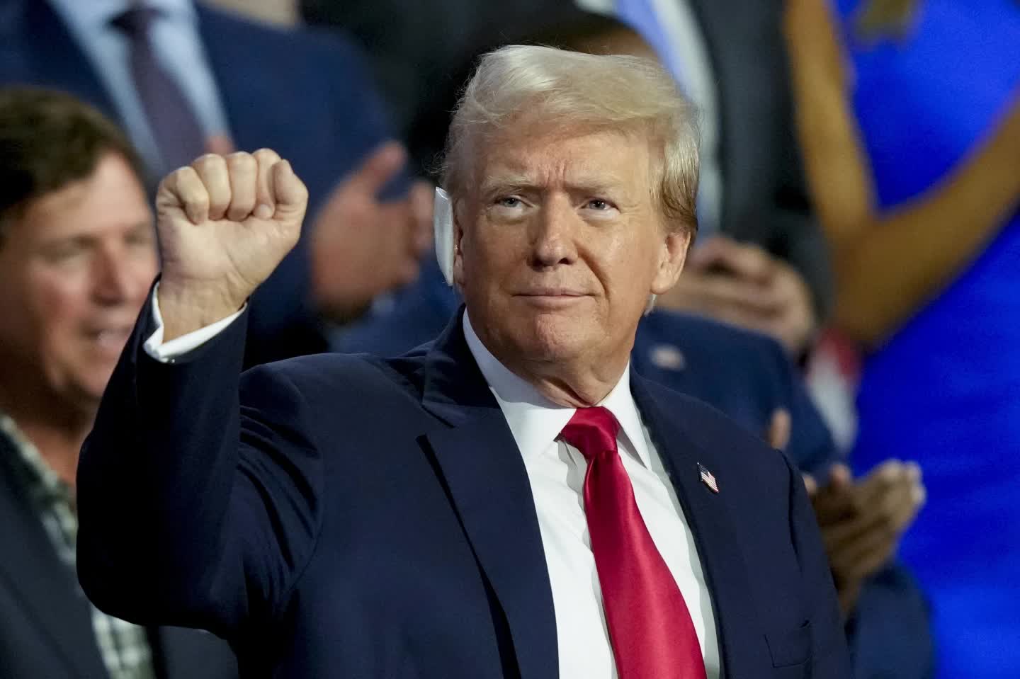Ông Trump đeo băng tai lộ diện sau vụ ám sát, thành "người hùng nước Mỹ ...