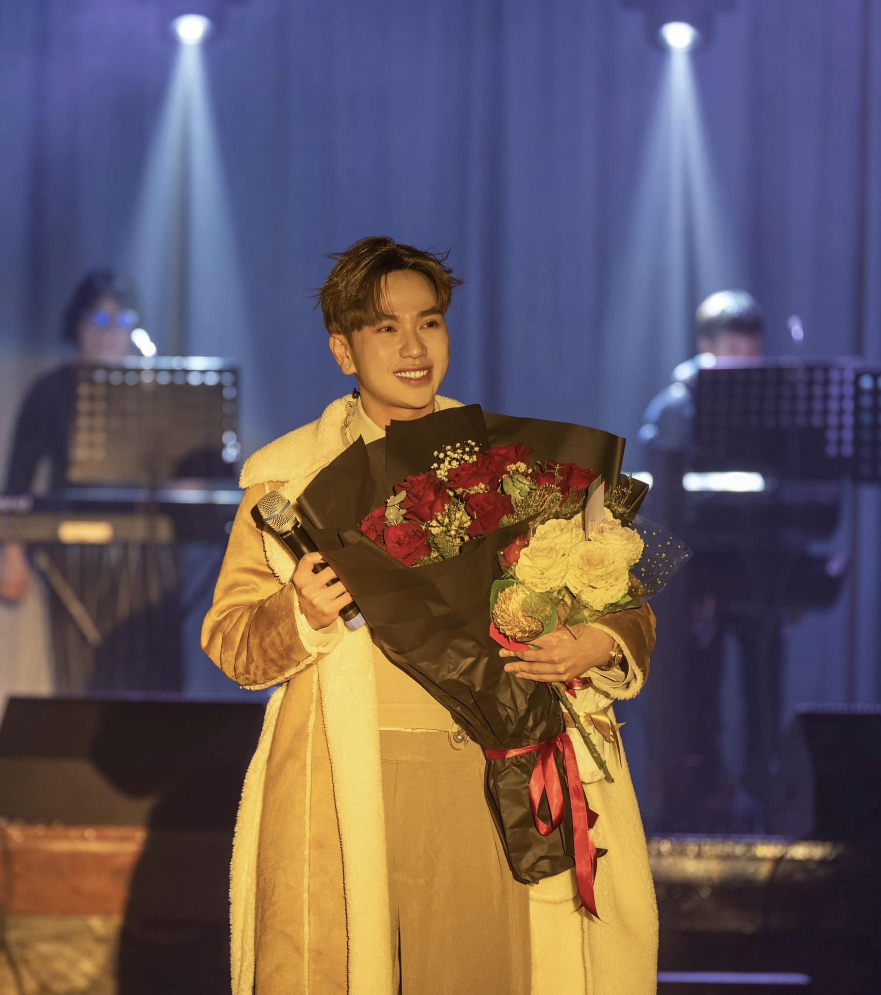 Nam ca sĩ 9x đầu tiên thực hiện live show không bán vé tại hải ngoại là ai?