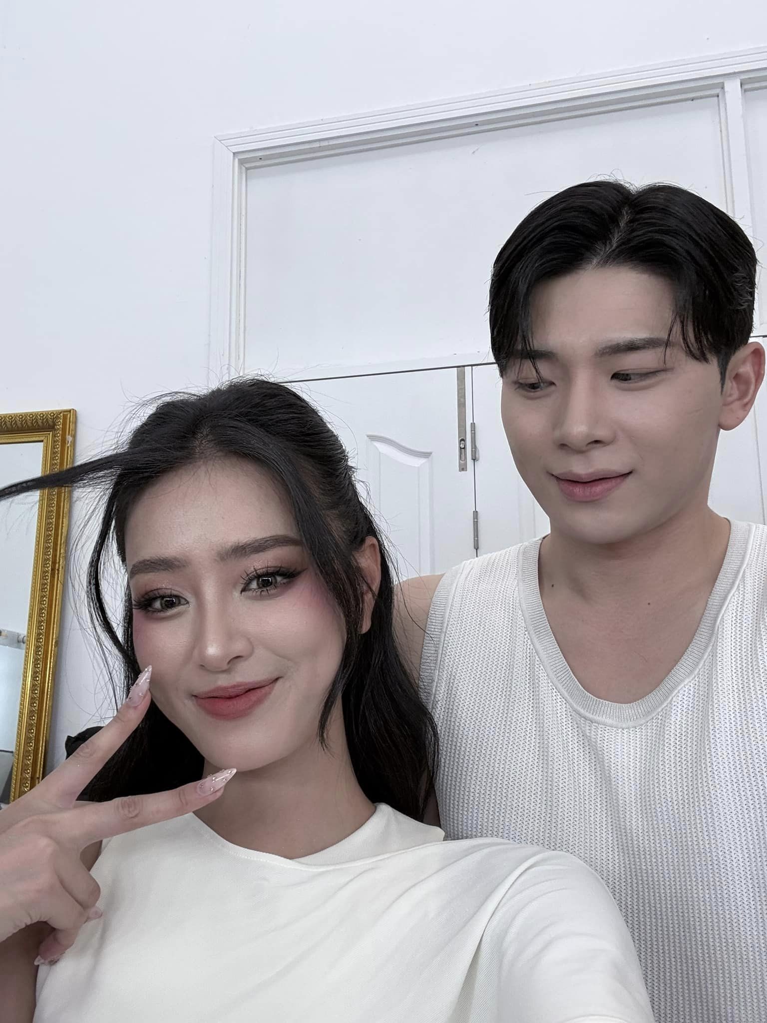 Á hậu Bùi Khánh Linh và Minuk không còn theo dõi nhau sau lùm xùm tình cảm