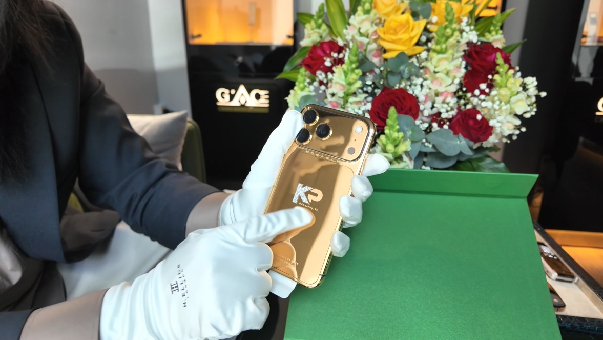 Khoa Pug chi 300 triệu đồng mua iPhone 17 dát vàng, tuyên bố 'đắt nhất ...