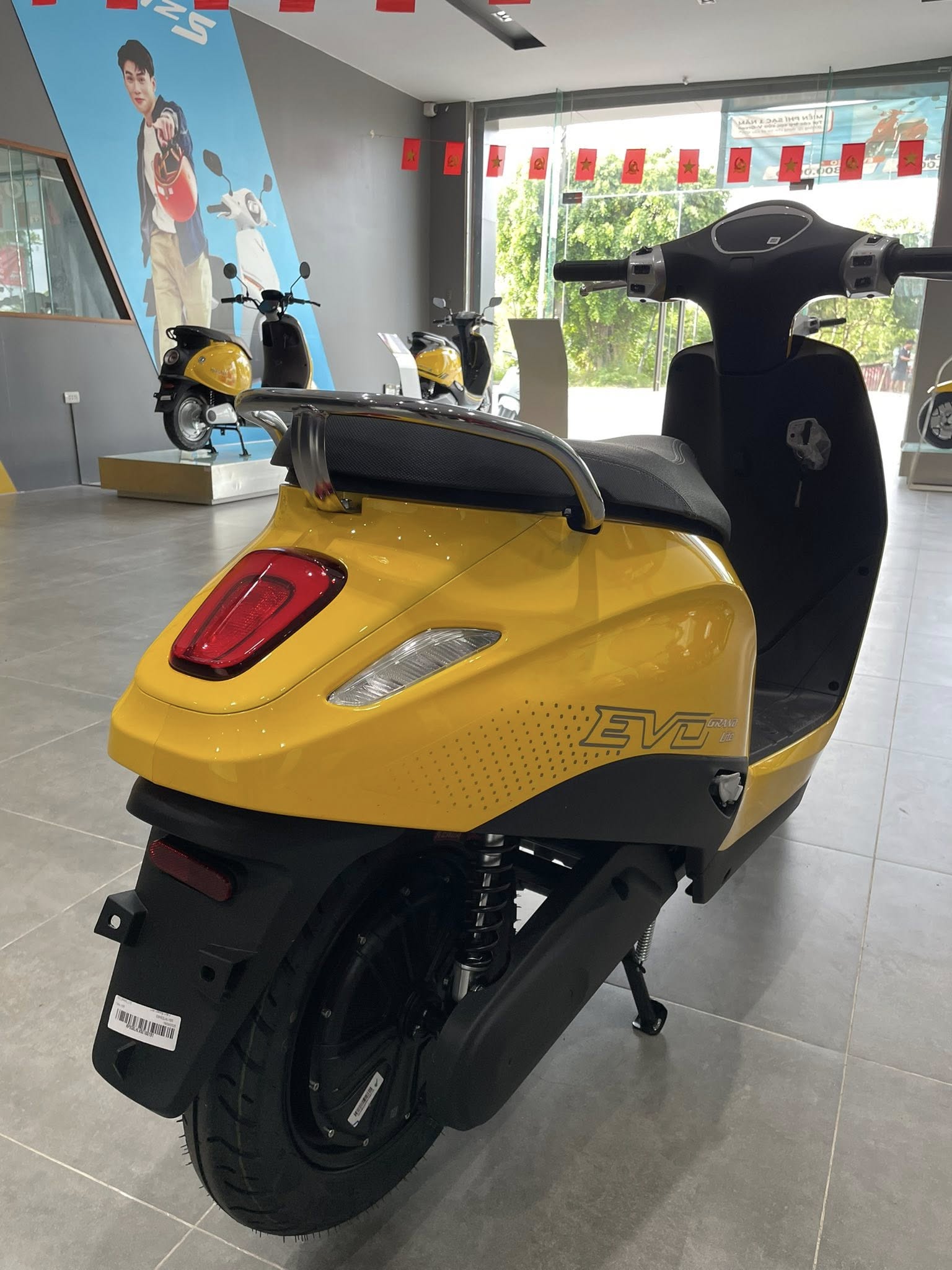 VinFast Evo Grand ồ ạt về đại lý: Cùng khoảng 20 triệu đồng, khác gì ...