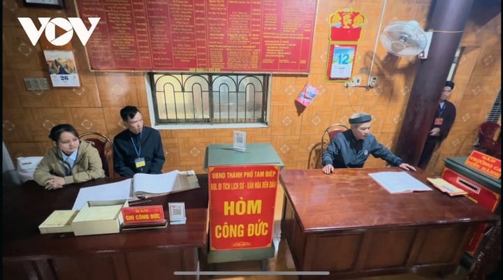 Phản cảm ở ngôi đền có hai loại hòm công đức