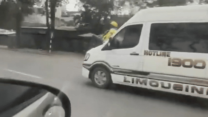 Công an Hà Nội thông tin vụ xe limousine chở người trên nắp capo chạy băng băng trên đường