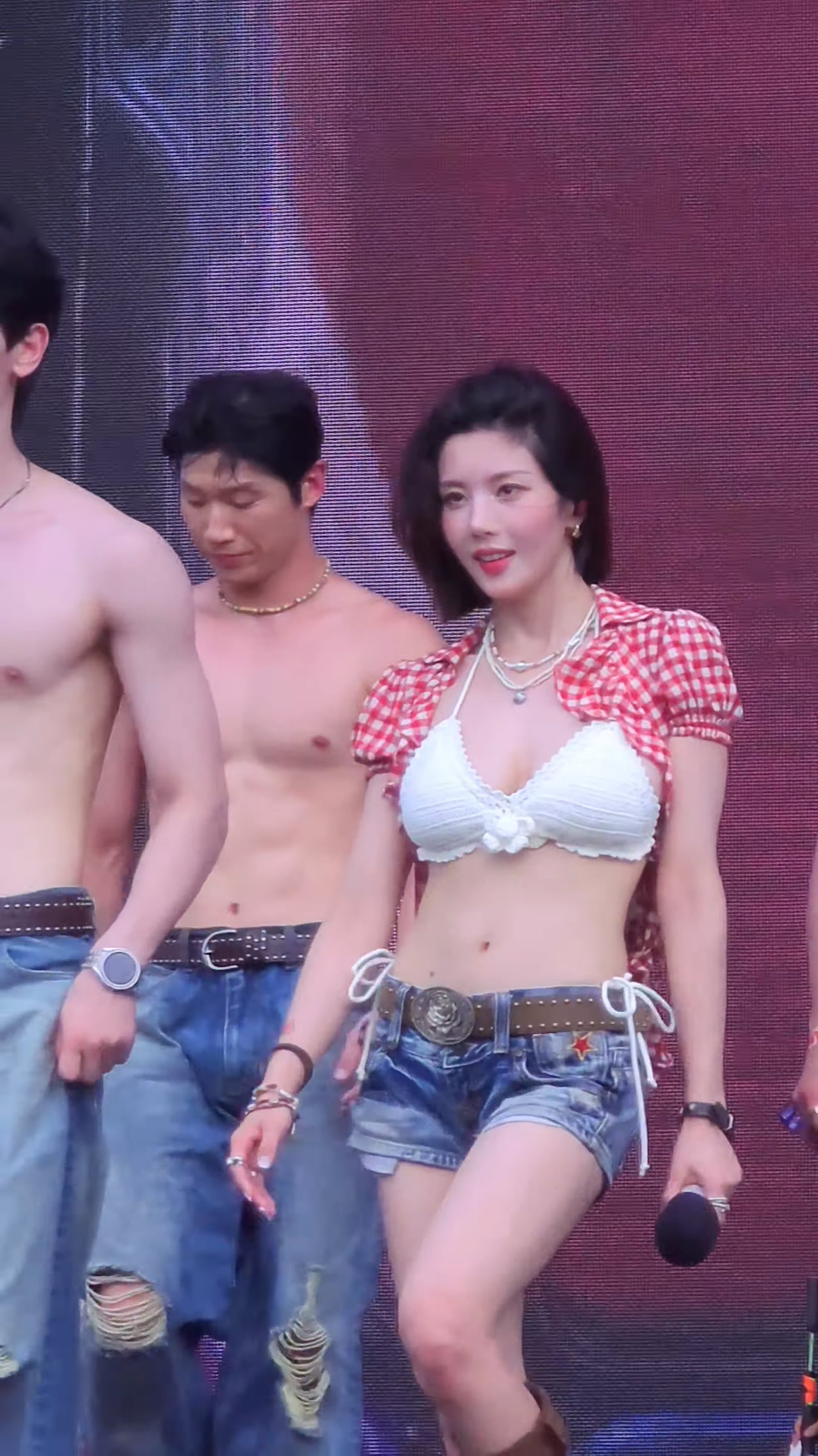 Nữ thần warterbomb Kwon Eun Bi hút triệu views với body sexy bốc lửa, hoá ra nhờ chăm tập môn này