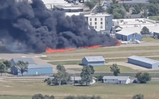 Hai máy bay đâm nhau trên đường băng làm bùng lên “quả cầu lửa” khổng lồ