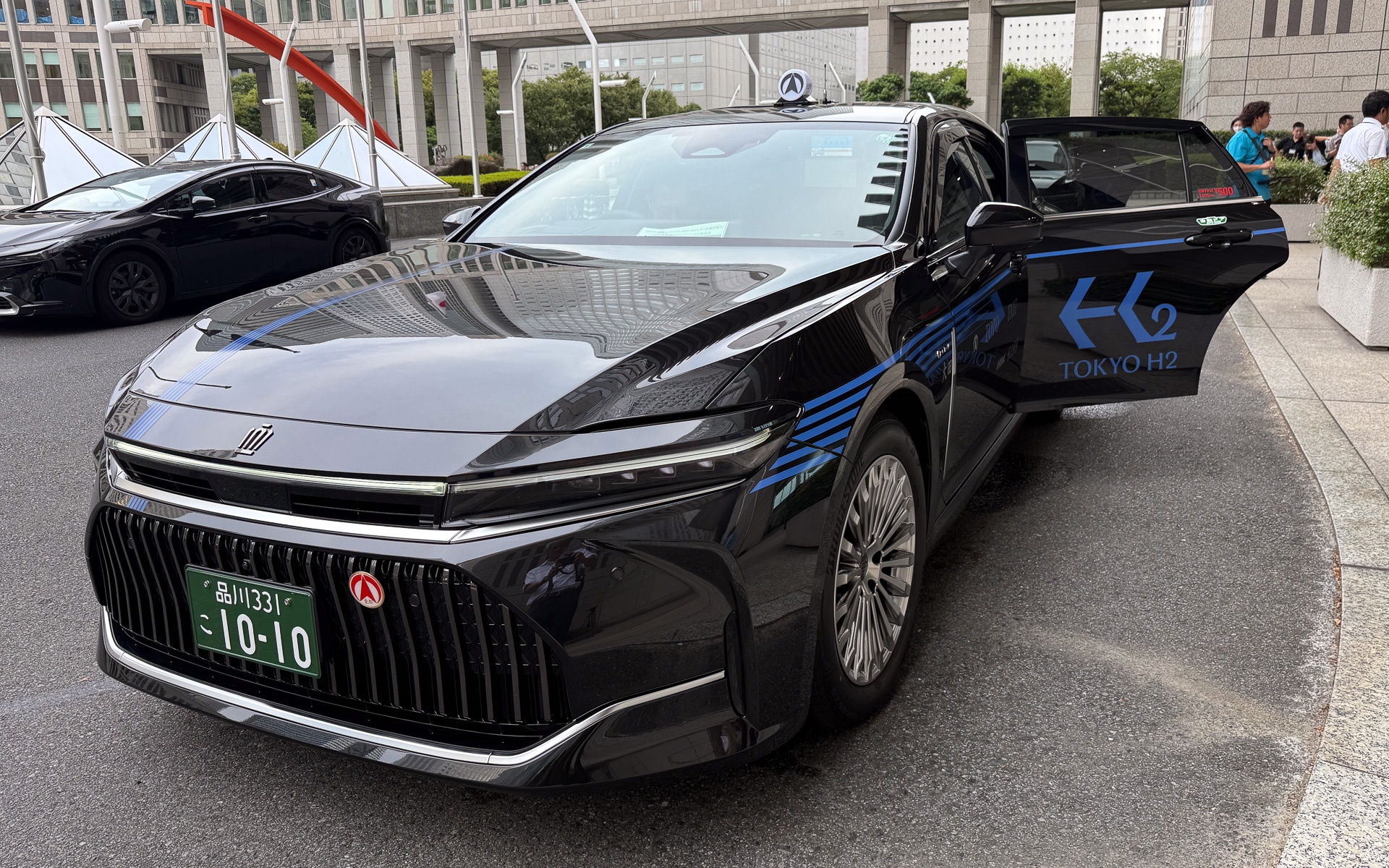 Toyota Crown hóa thành xe taxi xanh: Chạy bằng pin nhiên liệu hydro, đi ...