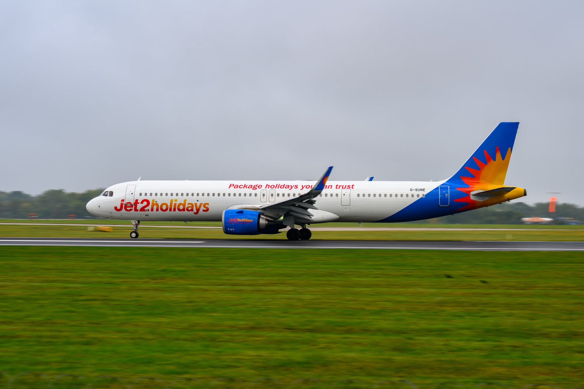 Máy bay Jet2 cất cánh bỏ lại 30 hành khách tại sân bay Manchester