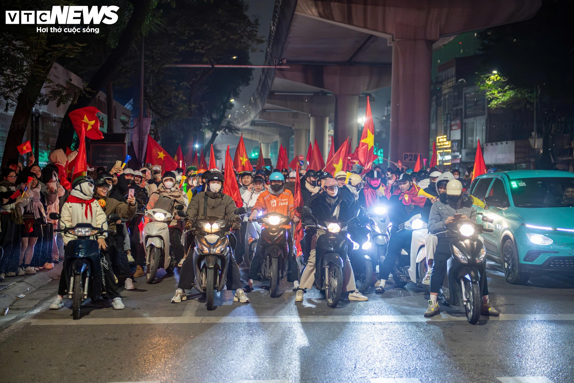 Mưa rét 9ºC, người Hà Nội vẫn xuống phố mừng U23 Việt Nam thắng Hàn Quốc