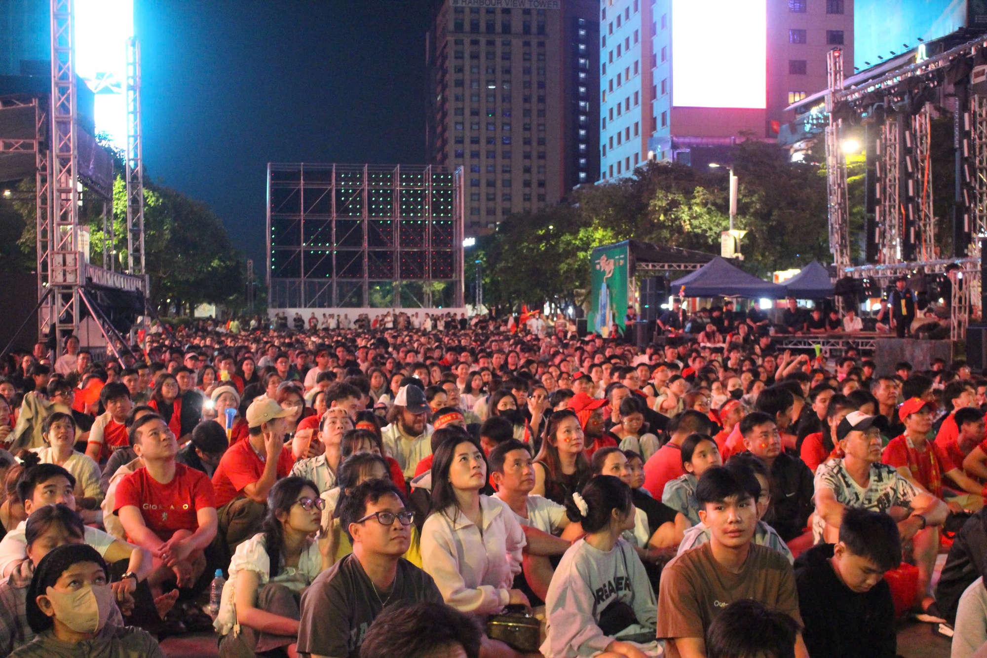 Hình ảnh xuyên đêm ăn mừng U23 Việt Nam kiên cường hạ Hàn Quốc trong ...