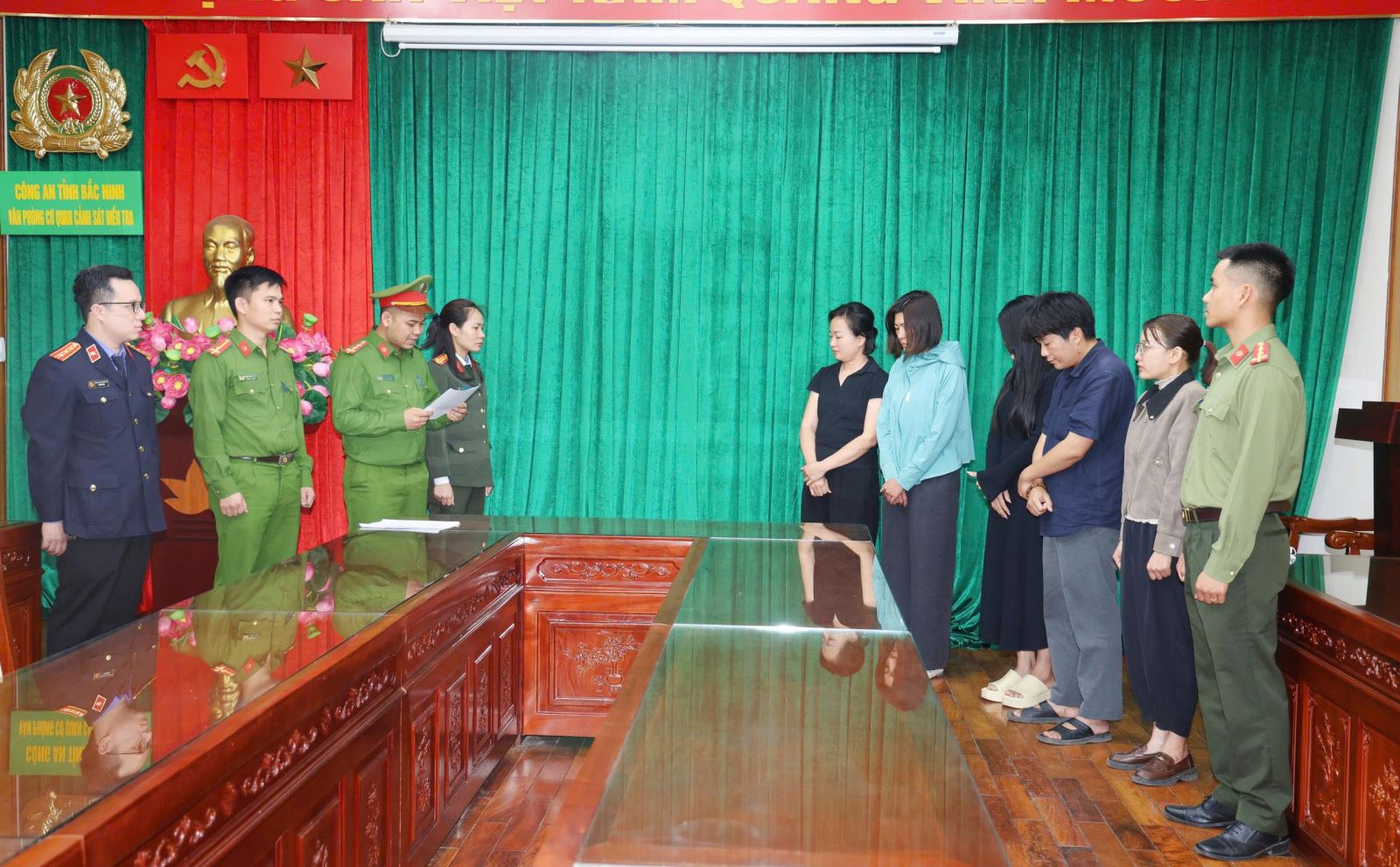 Ra lệnh bắt tạm giam giám đốc Nguyễn Thị Nhung cùng nhiều nhân viên môi ...