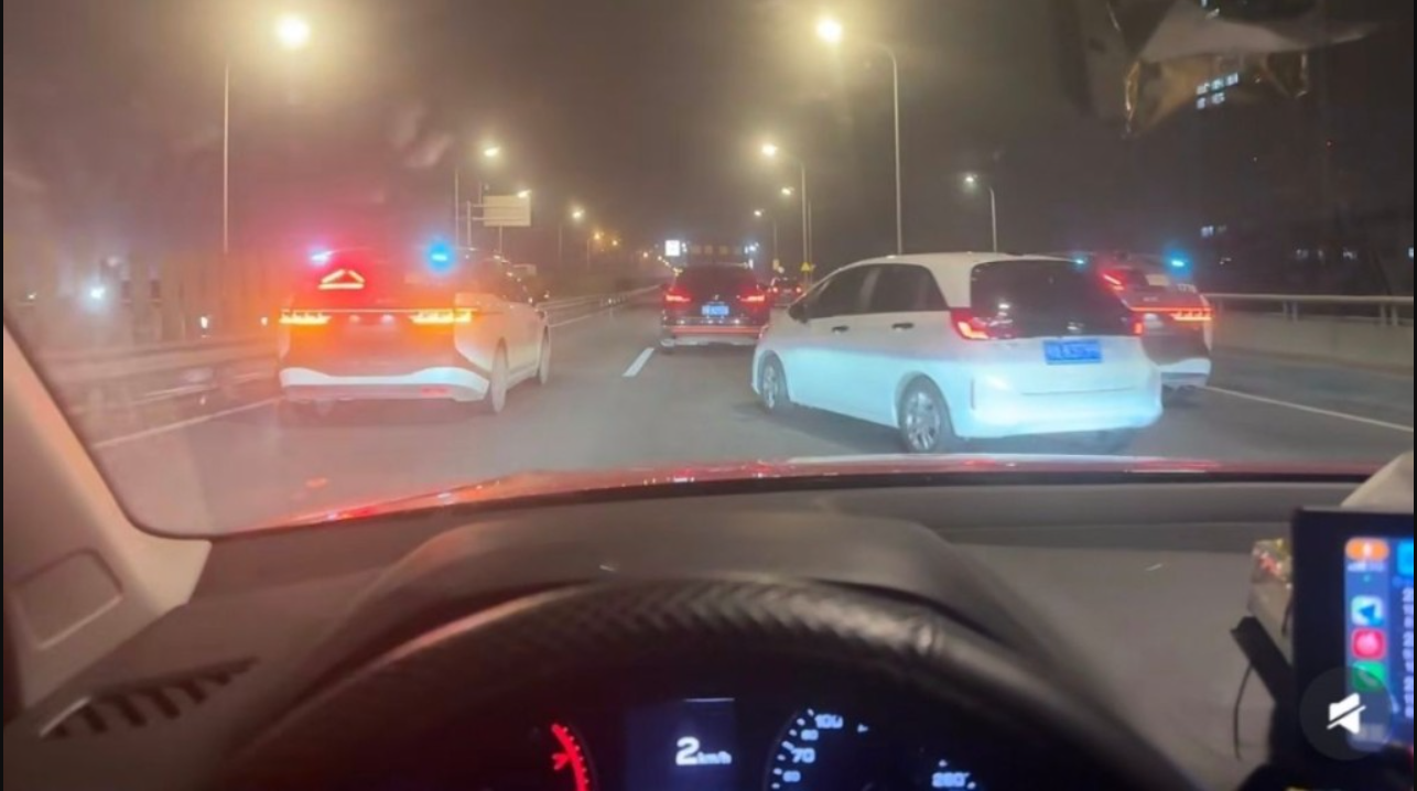 Hơn 100 chiếc taxi đồng loạt "chết máy" giữa đường đông đúc, hành khách ...