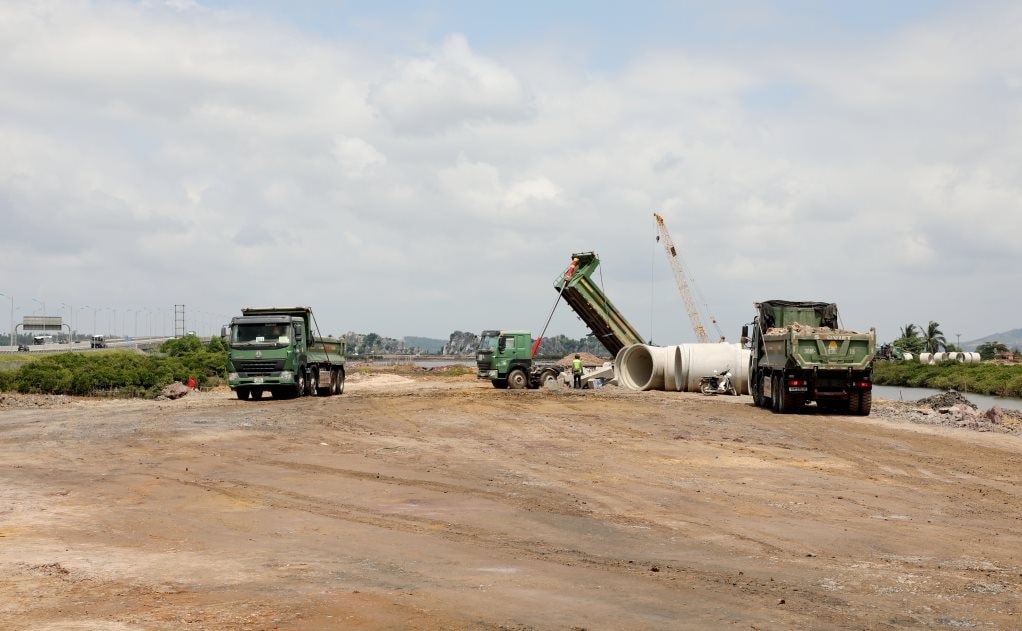 Doanh nghiệp của tỷ phú Phạm Nhật Vượng huy động máy móc thi công nhà ...