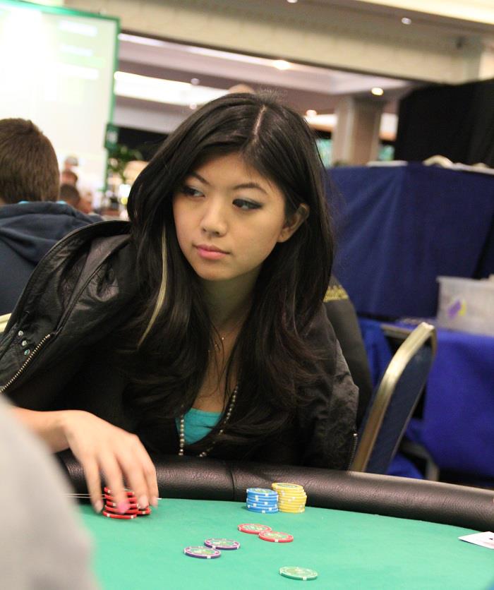 Nhan sắc nóng bỏng của "nữ thần poker" TQ khiến dư luận chao đảo